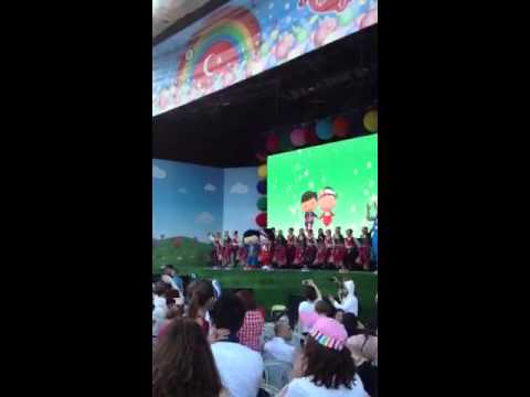 Pepee halay çekiyor. Alive. Canlı performans.