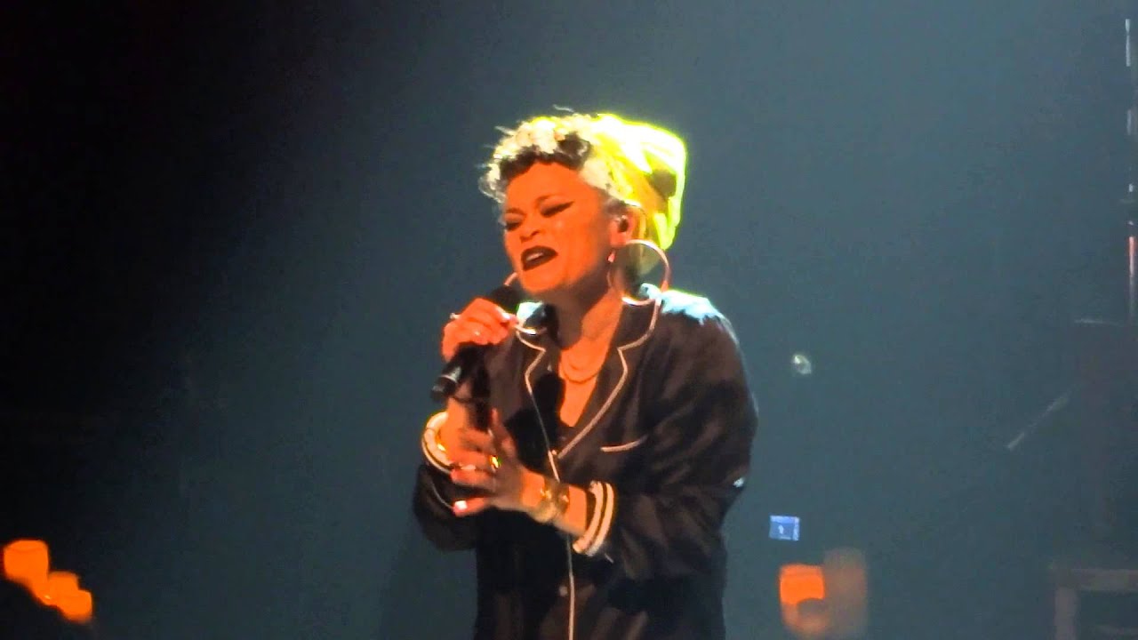 Andra Day- Rise Up live NYC - YouTube