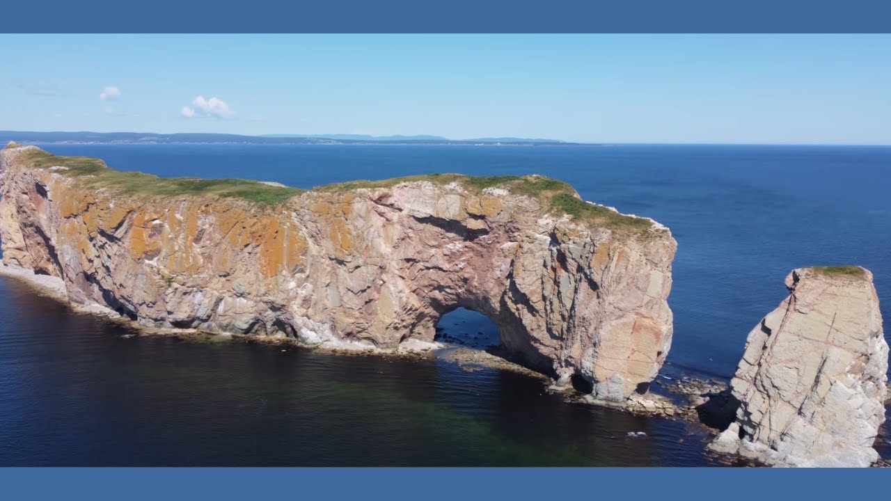 Le Rocher Percé en Majesté : Une Vue Époustouflante du Ciel qui Vous ...