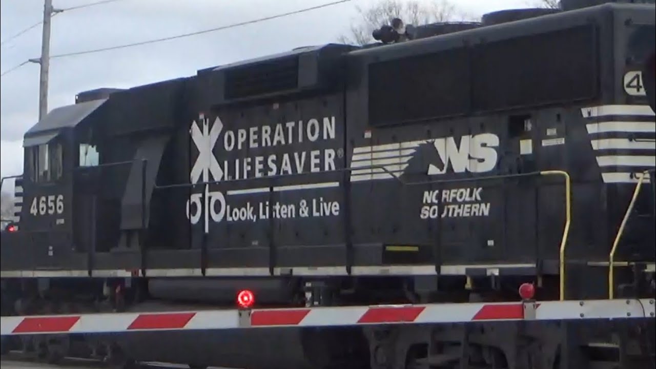 NS 4656 Operation Lifesaver GP59E Trailing on NS D10 in Granite City ...