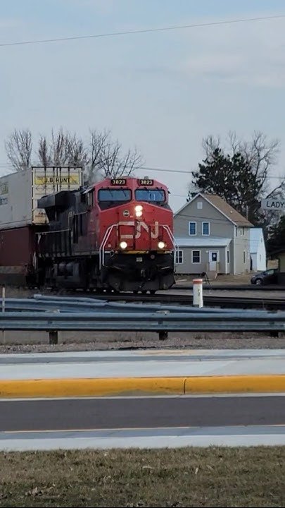 CN 3823 with a Massive Horn Show Handling the M35791-12 at Ladysmith, Wisconsin - YouTube