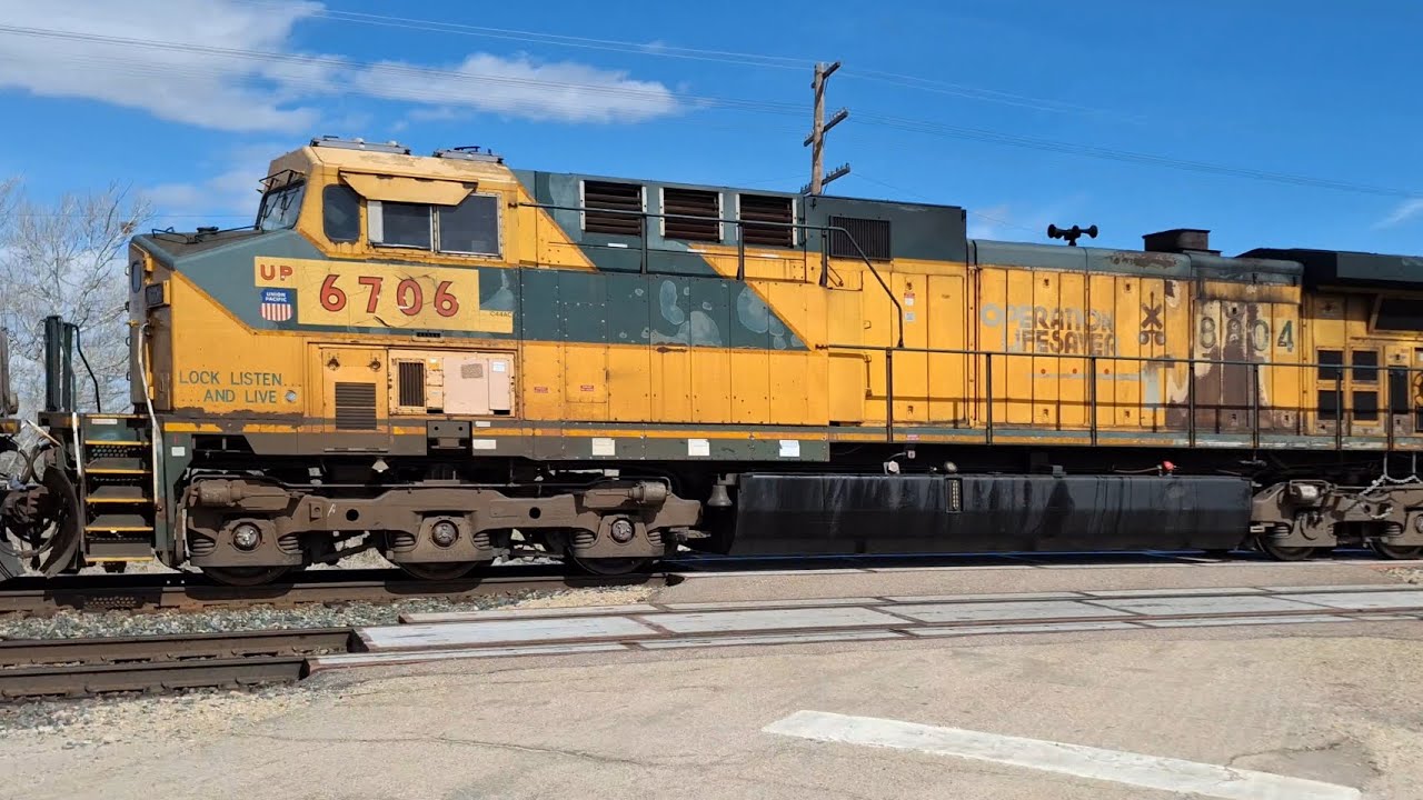 UP 6706 trails as a mid DPU on an eastbound manifest! - YouTube