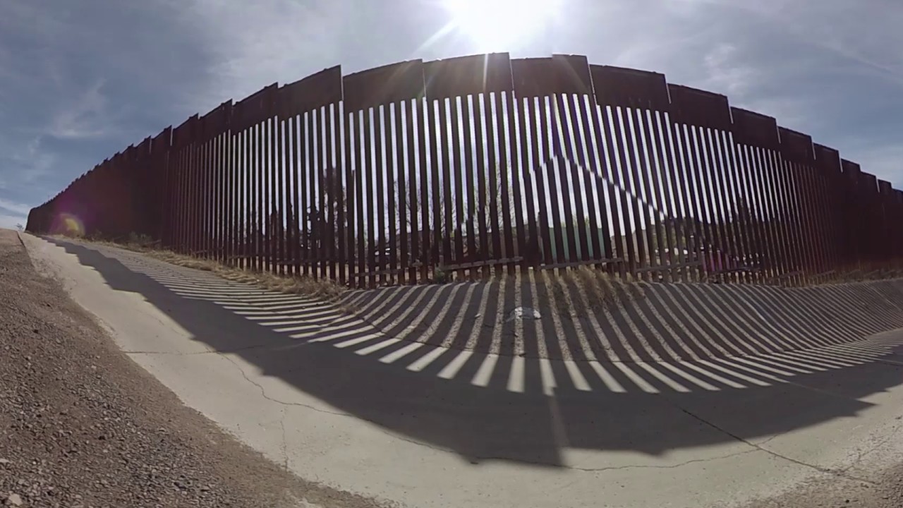 Life and Death at the Mexican Border - YouTube