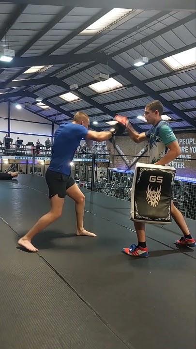 Beginners kickboxing combinations - YouTube