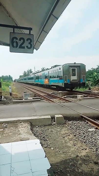 Saling sapa KA Progo dan KA Java priority #shortvideo #keretaapi # ...