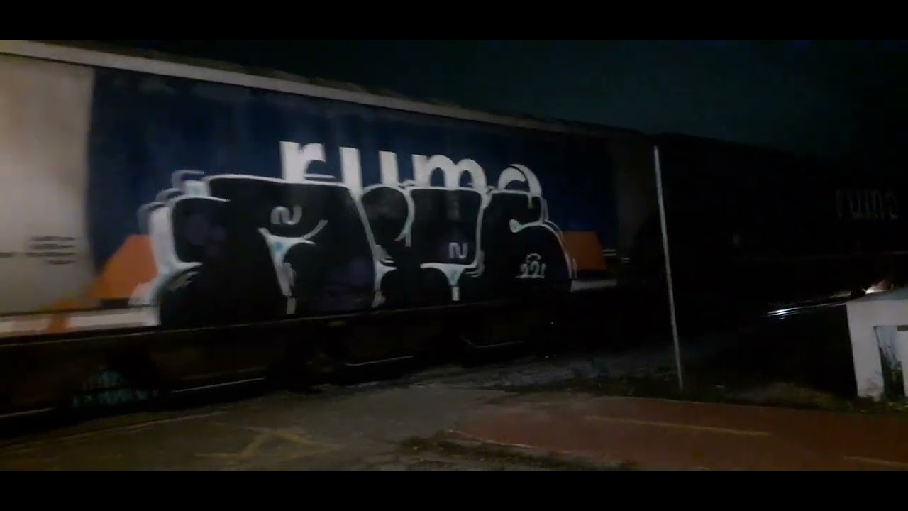 Trem da rumo diferente com uma loco da Suzano na frente, +1 Suzano e ...