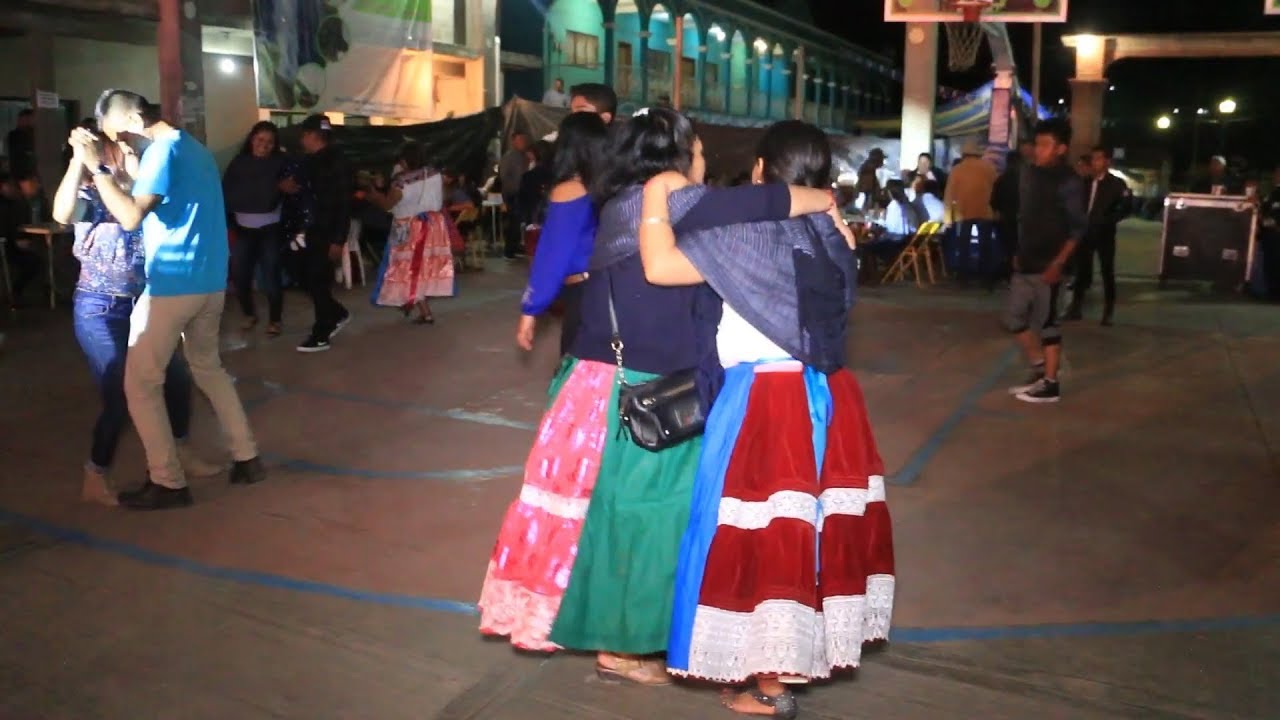 Asi se baila la banda al ritmo mixteco - YouTube