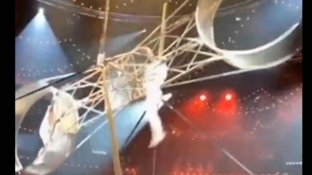 Circus Acrobat Falls From Wheel Of Death During Christmas Show In Great ...