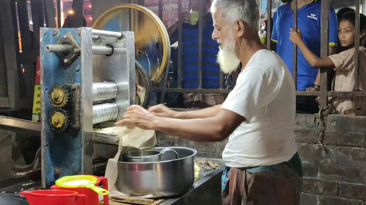 Yummy Sugarcane Juice (Akher Ros) Seller with Traditional Sugarcane ...