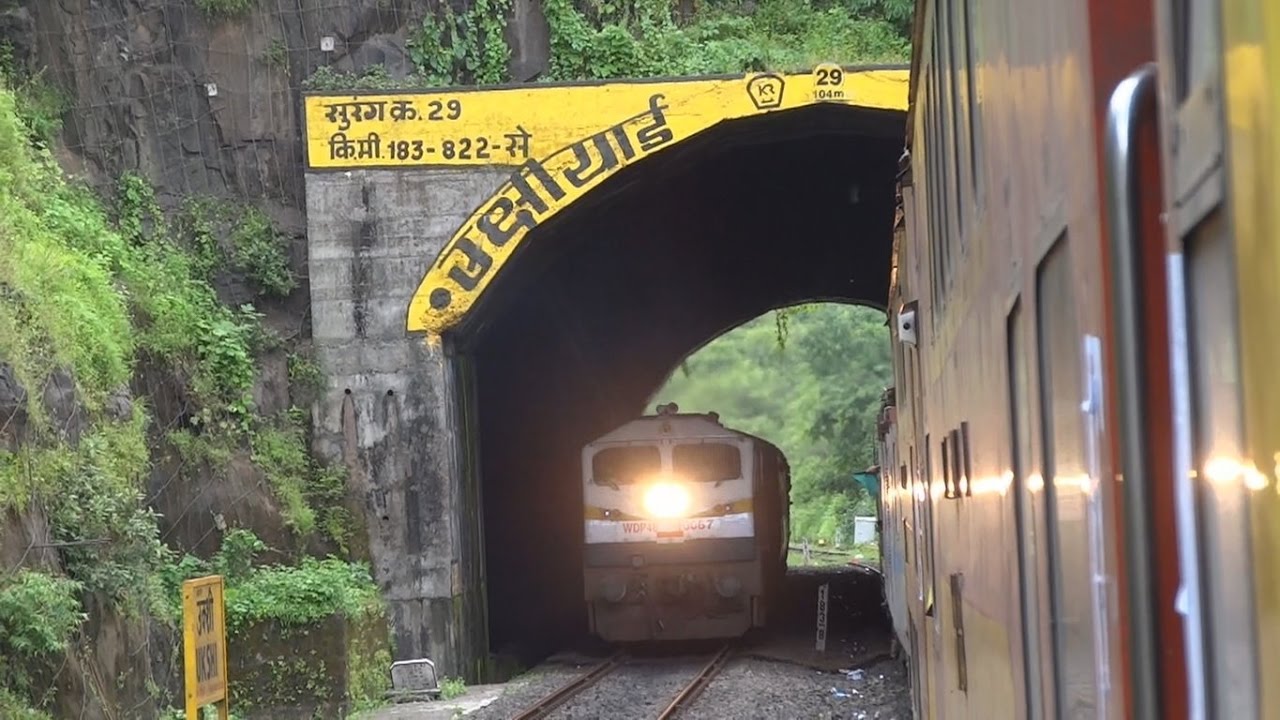 12051 GOA JAN SHATABDI EXPRESS CROSSING 11086 GOA AC DOUBLE DECKER ...