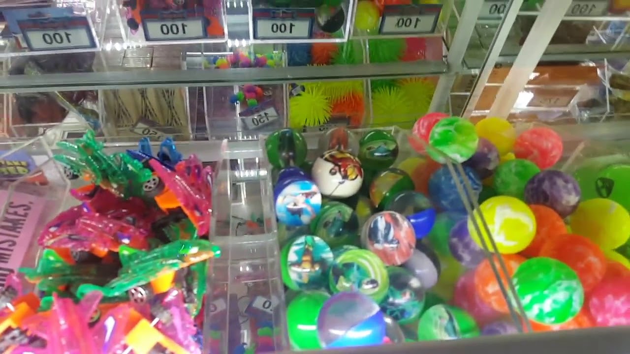 SIX FLAGS GREAT AMERICA ARCADE PRIZE AREA TOUR - YouTube