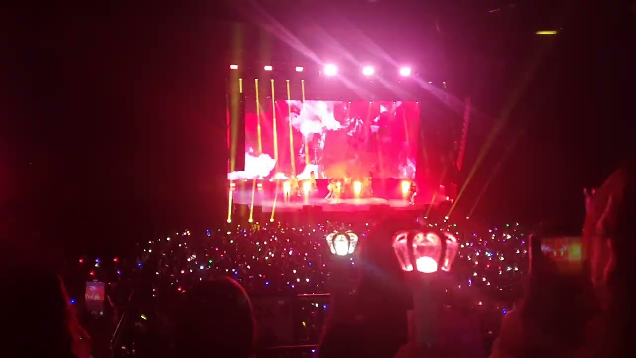 LOONA - # + So What [LOONATHEWORLD] IN MEXICO - YouTube
