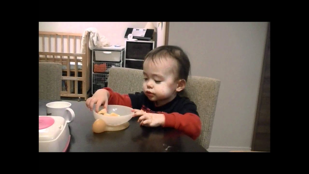 Toddler Eating Food: Aden eating snack at home, nice and quiet - YouTube