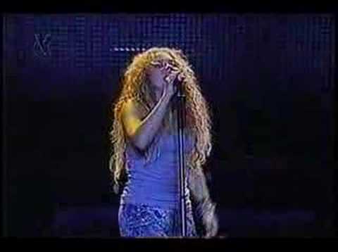 Shakira-Estoy Aqui live - YouTube