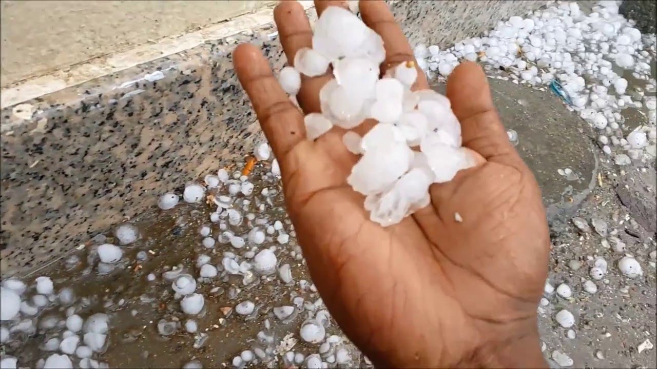 قطع ثلج نازله من السما سبحان الله 😮 Ice rain in poland - YouTube