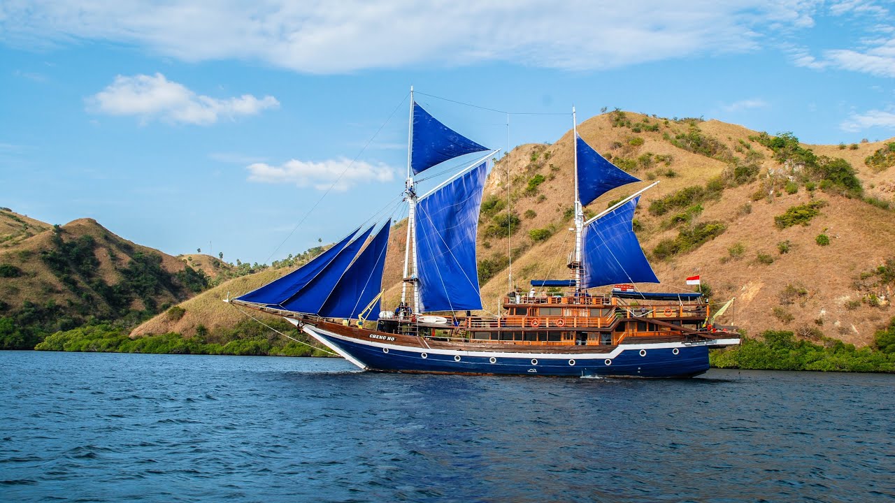 Sailing Kapal Phinisi with Big Komodo Tour - YouTube