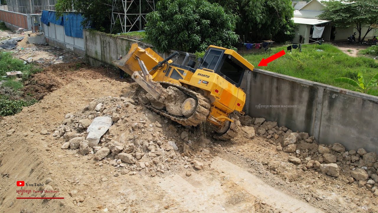 Incredible Operator Skills Driving Heavy Dozer Step Back Infect Climb ...