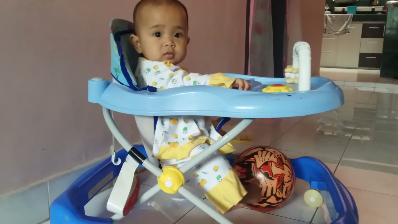 Bayi Main Bola - YouTube