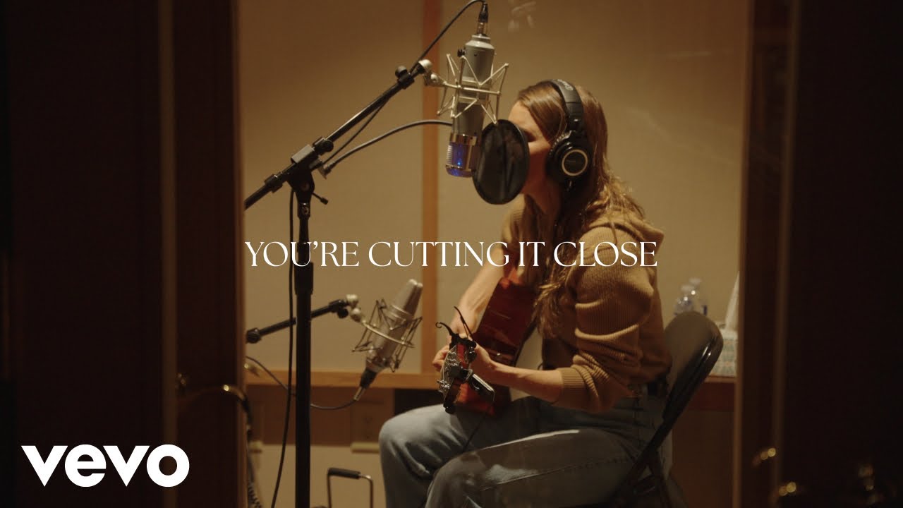 Caroline Jones - Cutting It Close (Lyric Video) - YouTube