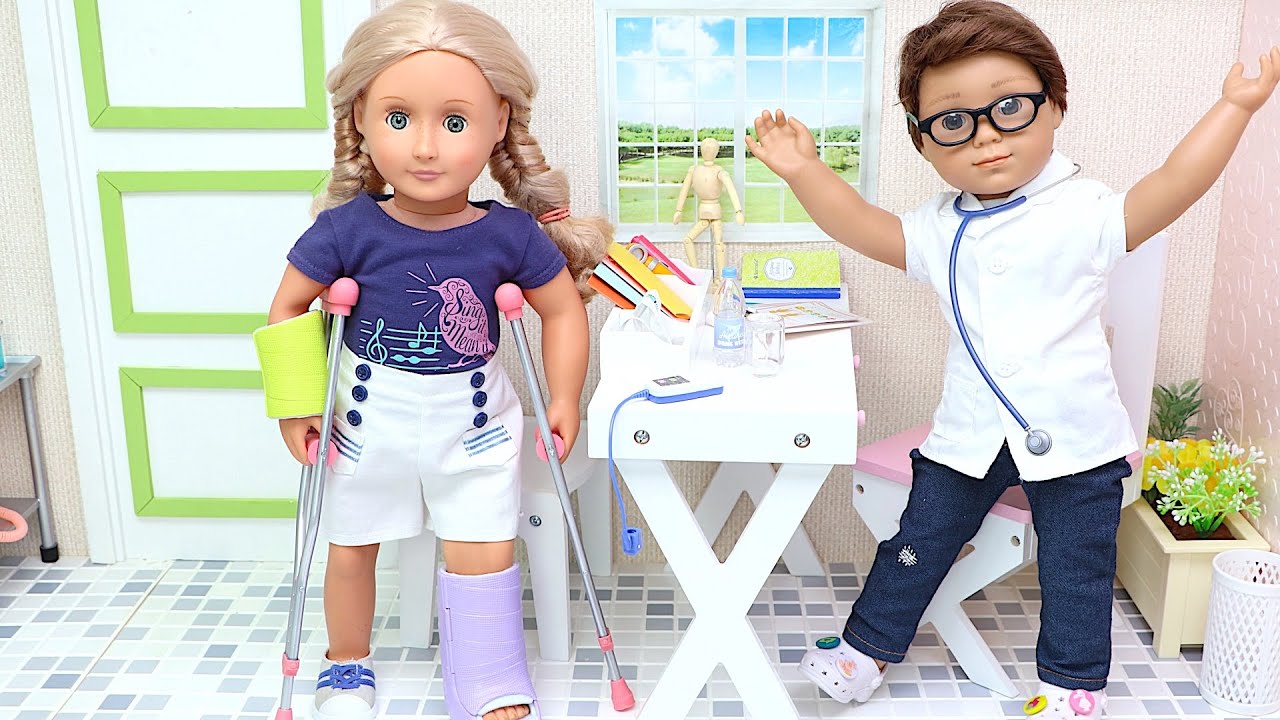 Doctor removes the cast! Play Dolls story in hospital - YouTube