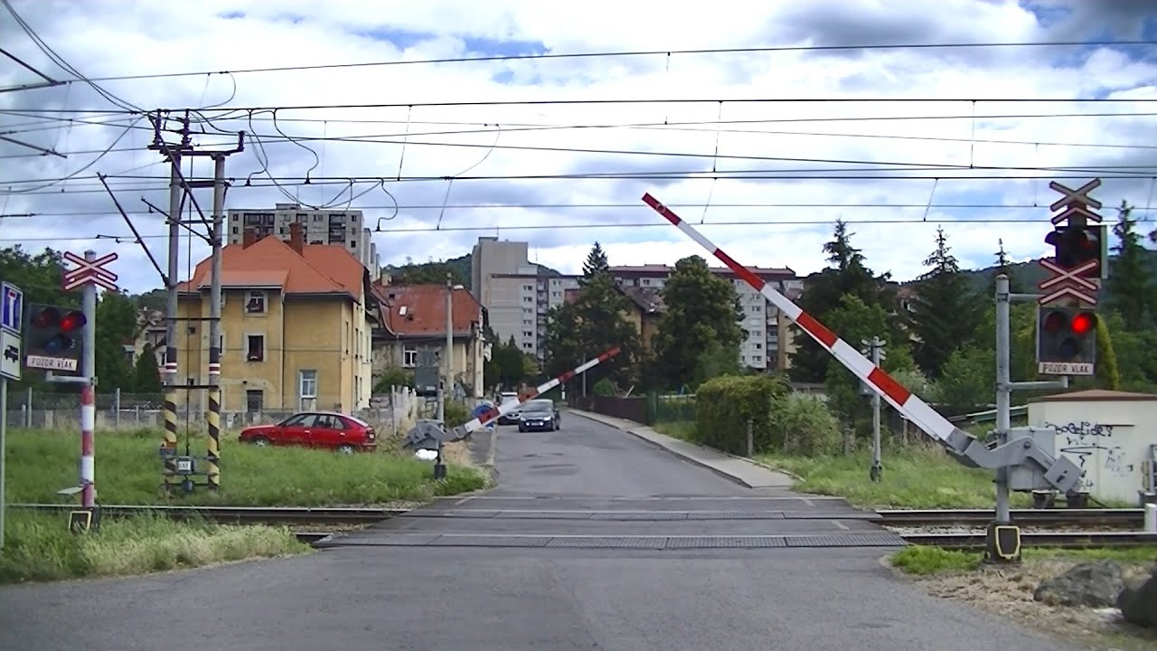 Spoorwegovergang Boletice nad Labem (CZ) // Railroad crossing ...