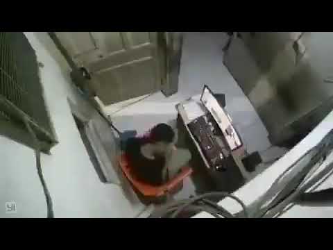 tertidur dan terjatuh di warnet akibat kelelahan 😆