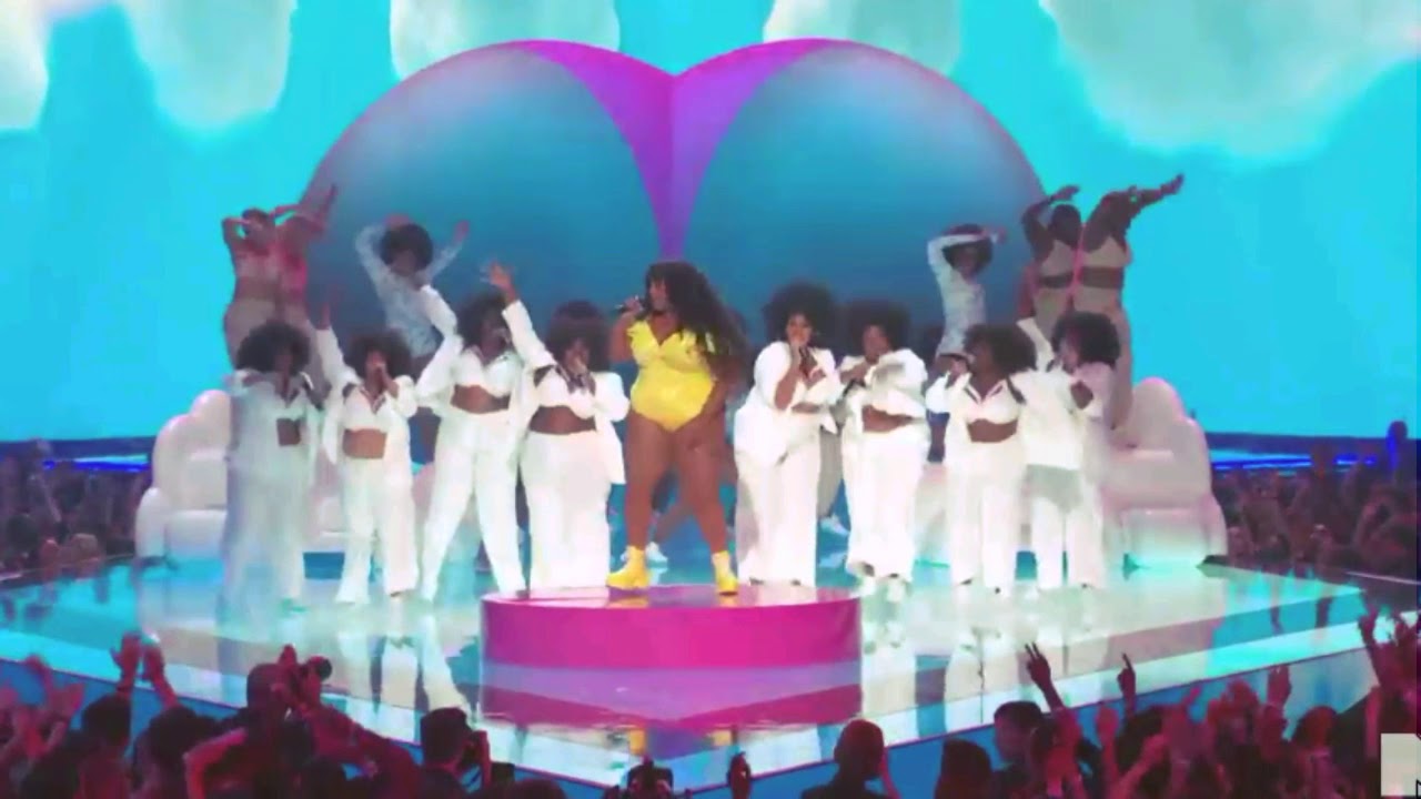 Lizzo performance - YouTube
