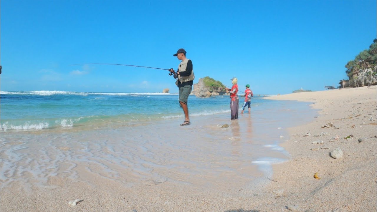 Mancing di pantai jogja - YouTube