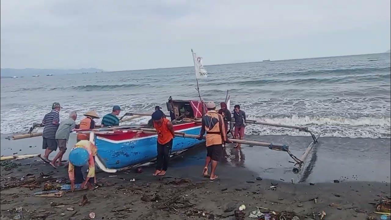 LIVE CAM Tough Sailor Launching A Boat On A Stormy Sea YouTube live-cam-tough-sailor-launching-a-boat-on-a-stormy-sea-youtube