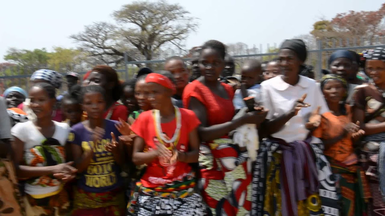 Huila traditional dance, Angola - YouTube