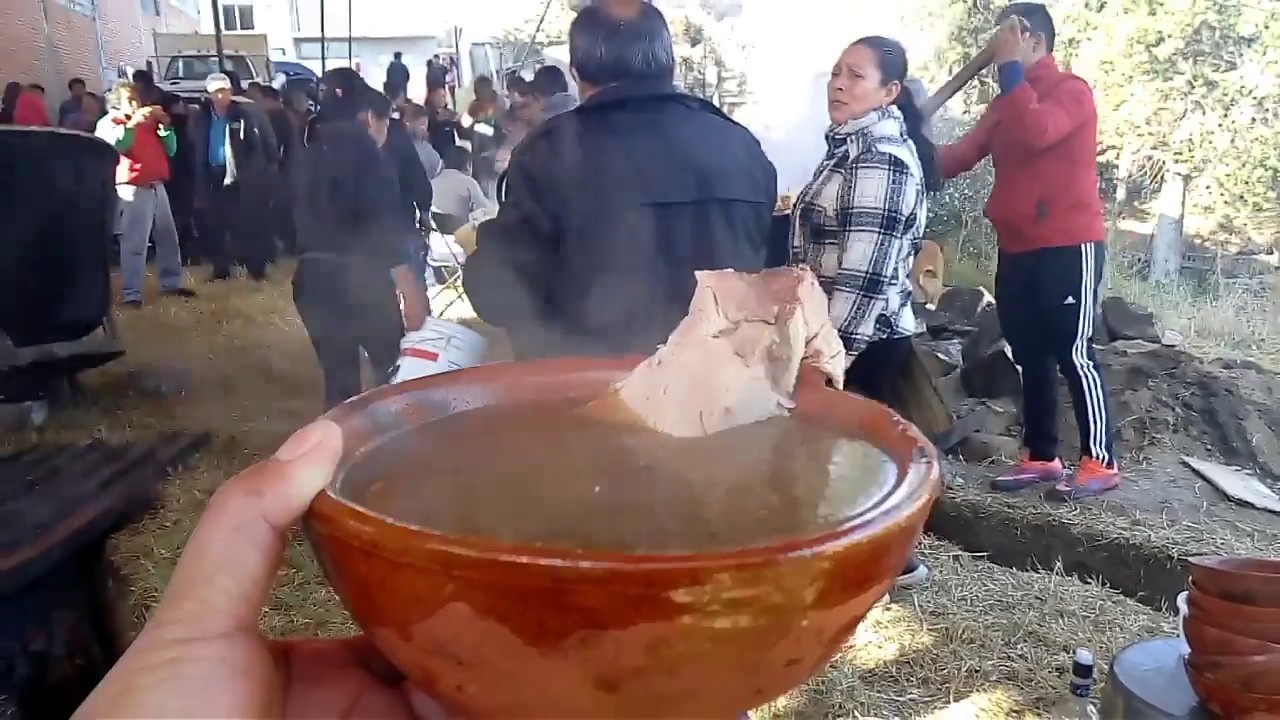 Tradicional "mole prieto" de la camada Padrotes en Contla - YouTube