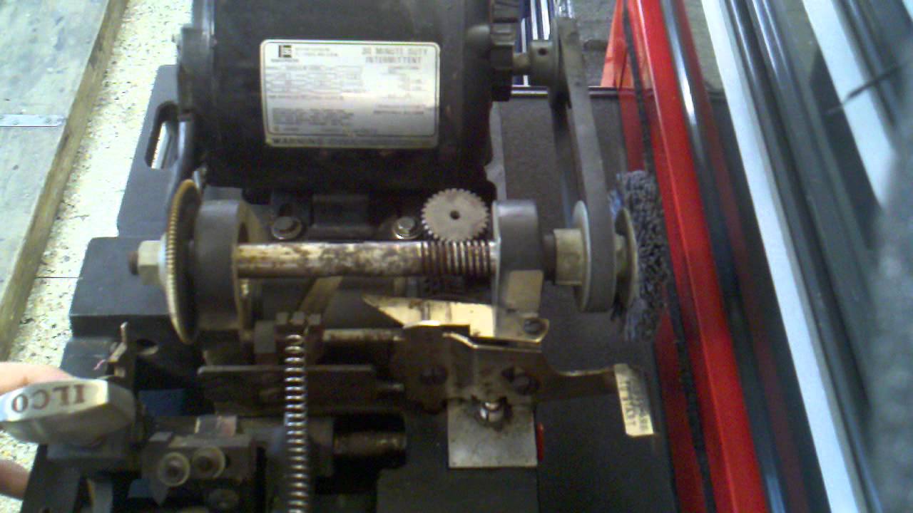ILCO Automatic key duplicator machine - YouTube