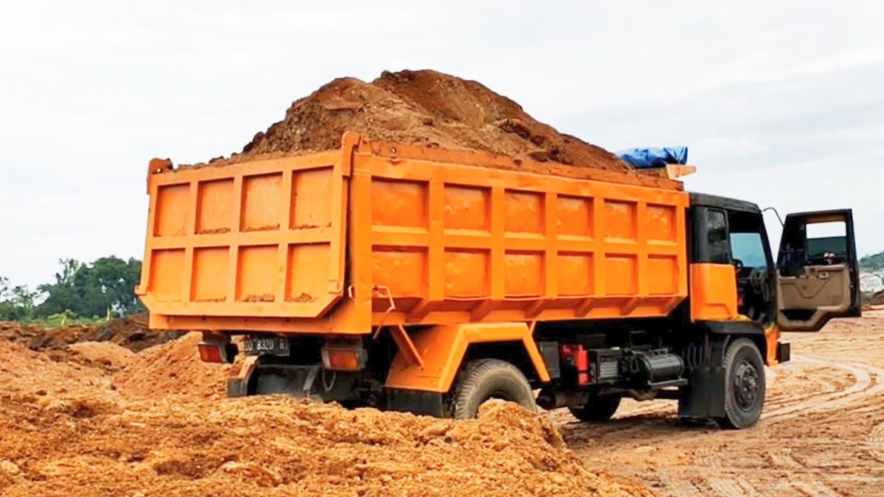 Dump Truk//Mobil Truk Besar Pengangkut Tanah Dumping Tanah Merah. - YouTube