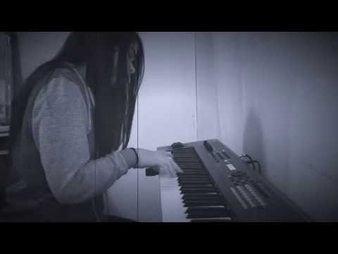Playing piano 🎹 Warming up fingers- Gissel Abreu