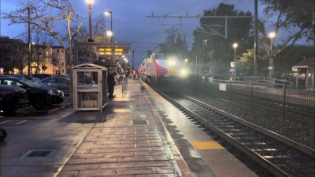 Southbound Caltrain #130 arriving Menlo Park - YouTube