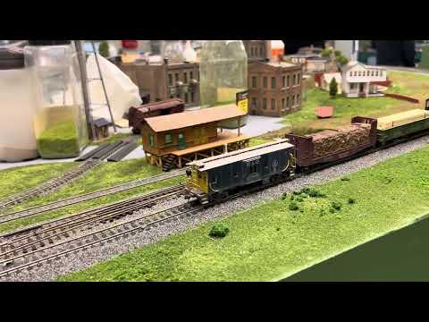 FEC and B&O on the TAMRRC Ho scale layout - YouTube