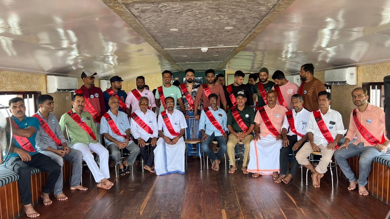 Hidayath Nagar 40+ Alleppey Houseboat trip - YouTube