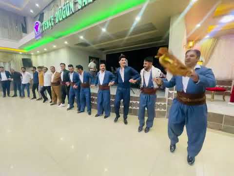 Müthiş halay izlemeye değer