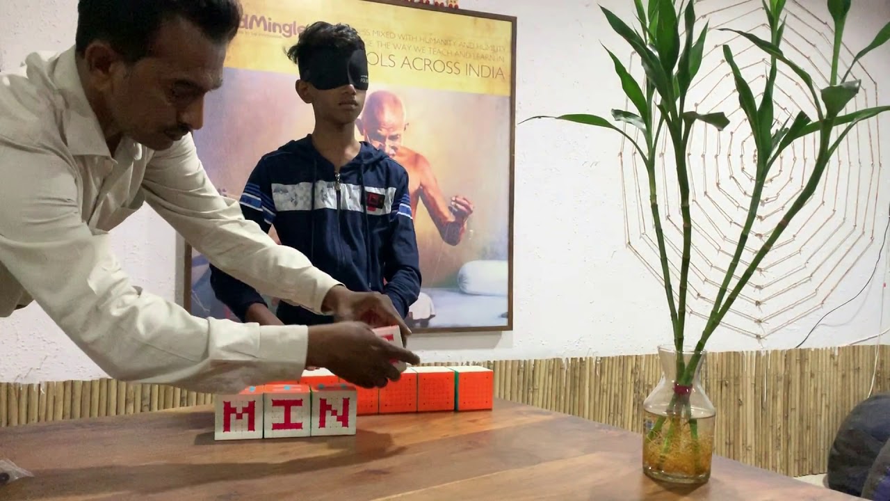 The craziest Rubik Cube's Expert writing names with 7x7 Rubik Cubes ...