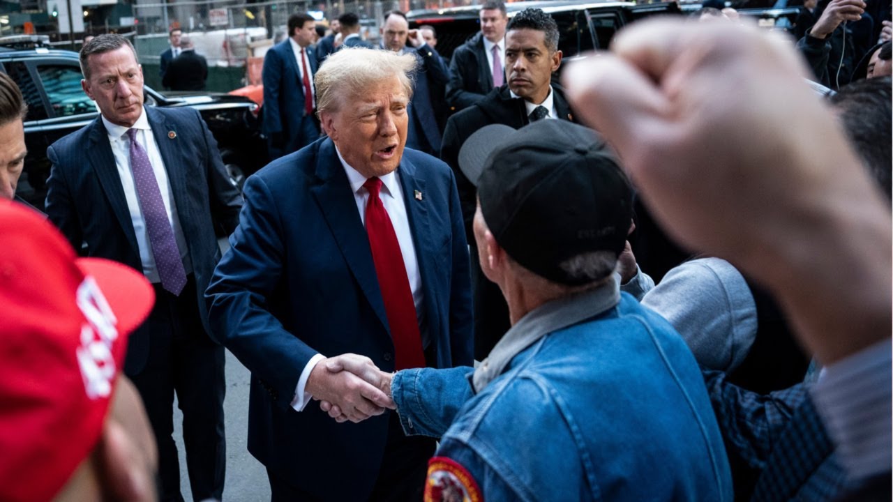 WATCH: Donald Trump given warm welcome as crowd chants 'USA' - YouTube