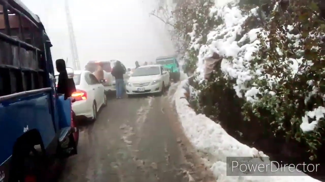 Today murree snowing roads slipping.today murree snow fall.murree ...
