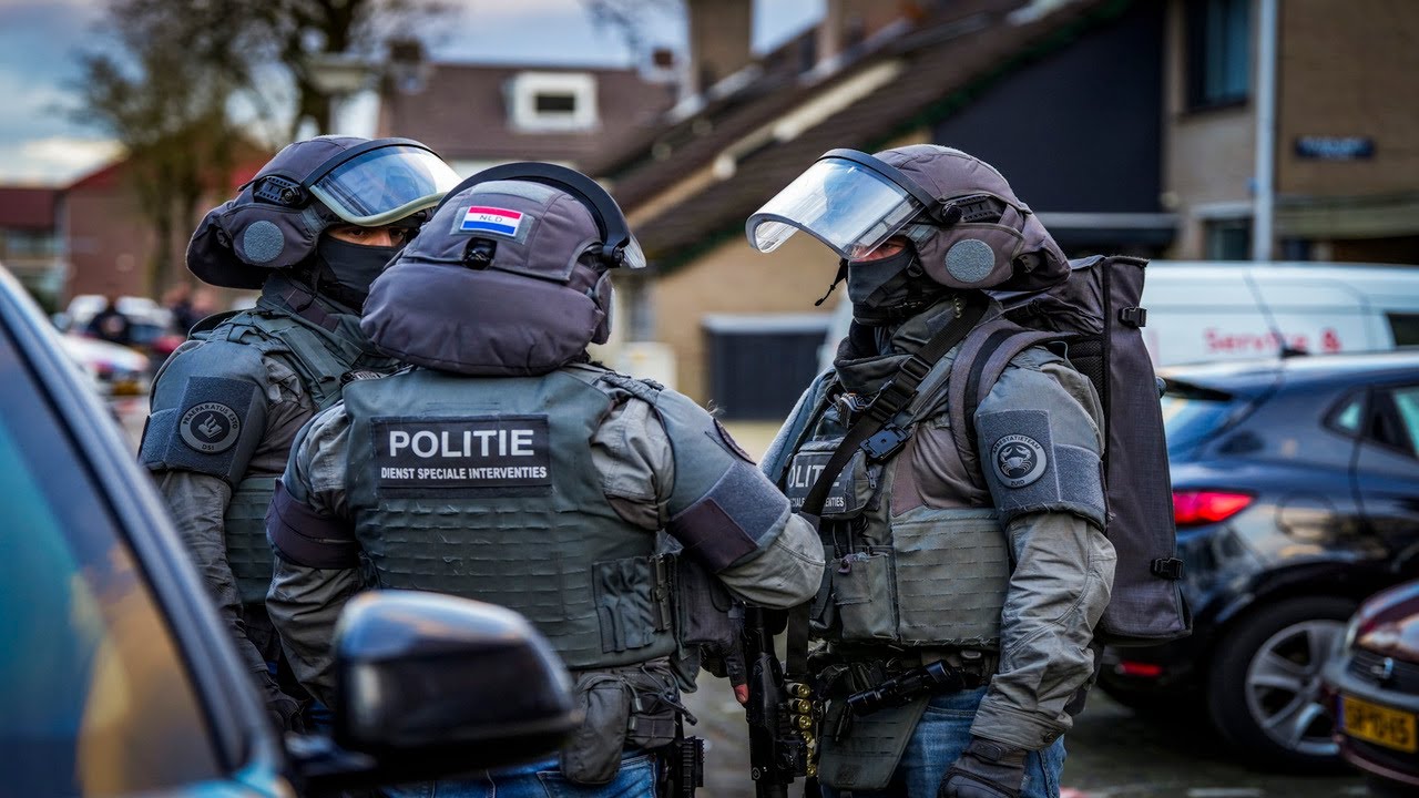 Arrestatieteam DSI ingezet nadat man vanaf balkon op woning schiet ...