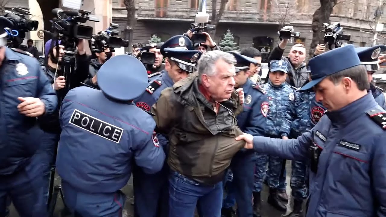 «Հեռու մնացեք, բոլորին տրաքացնելու եմ». Քաղաքացին բենզին լցրեց իր վրա ...