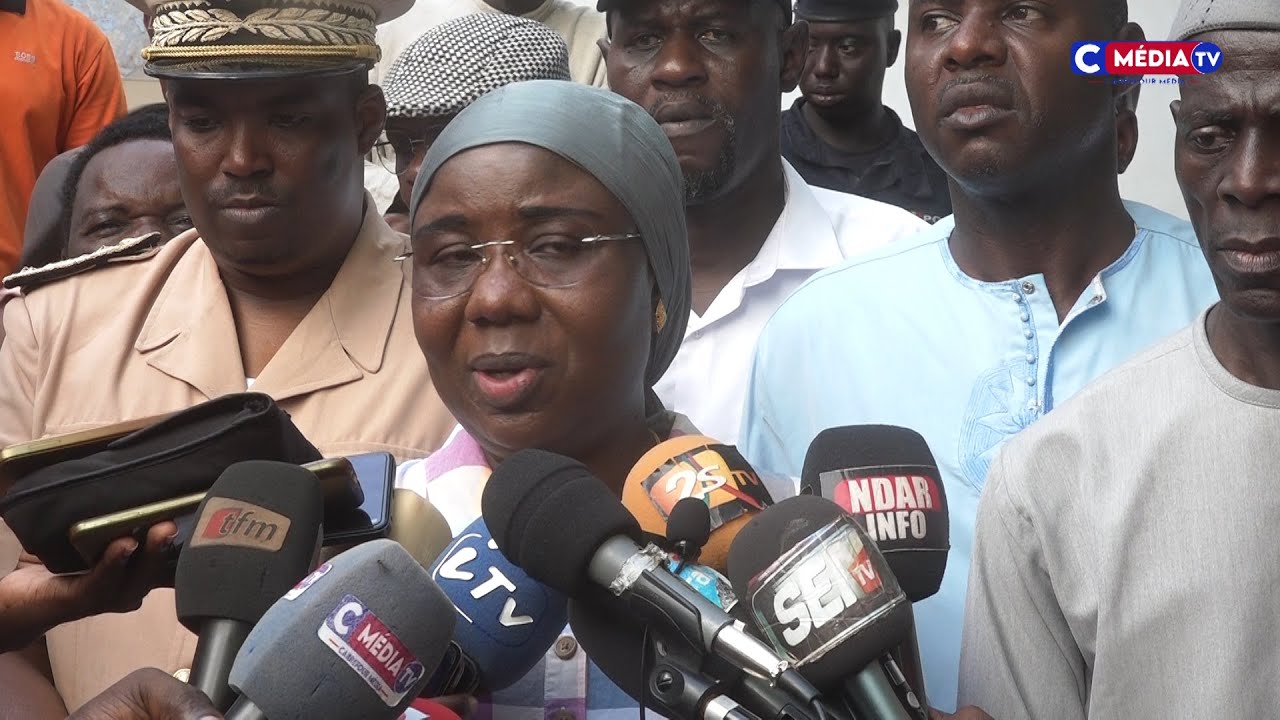 Saint Louis Le ministre des pêches Dr Fatou Diouf en visite à Gandiol ...