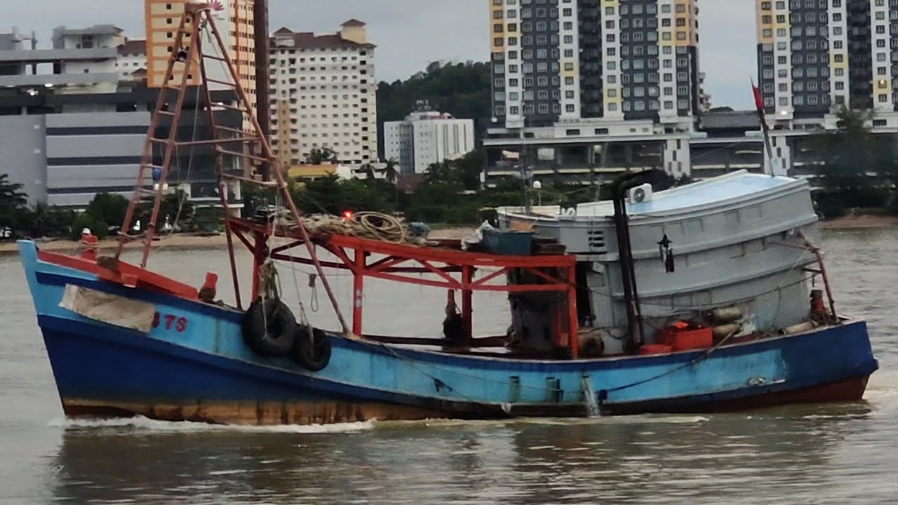 bot nelayan pendaftaran tertutup keluar dari Kuala Terengganu - YouTube
