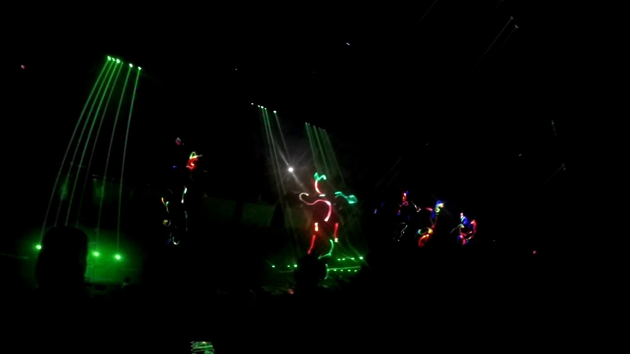 Dancing Robot in Japan - YouTube