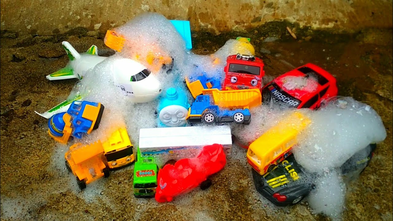 Mencari kereta api,mobil balap,truk gandeng,pesawat di air busa - YouTube