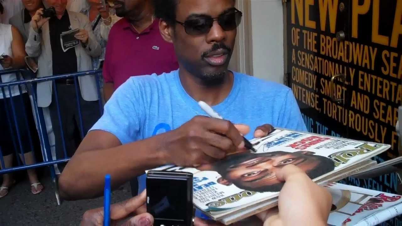Chris Rock Signing Autographs after Broadway Show 2011 - YouTube