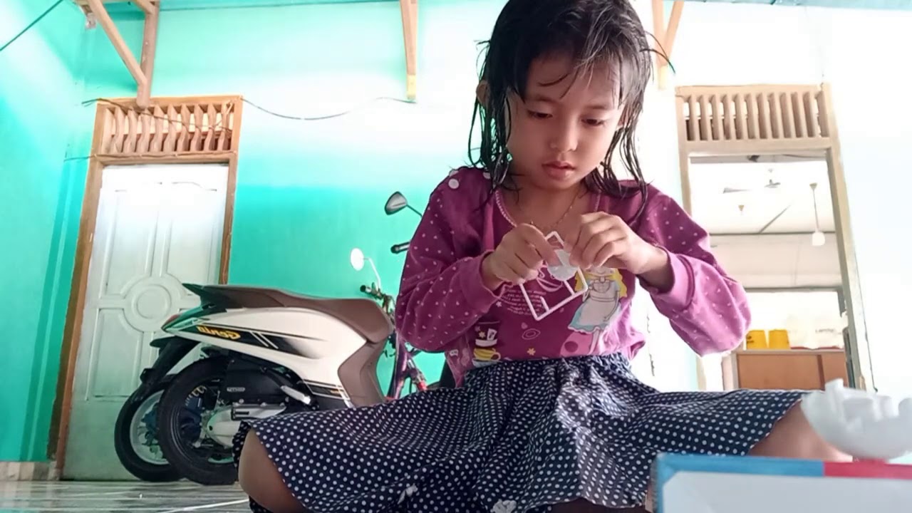 choki-choki Doraemon ada isi mainan - YouTube