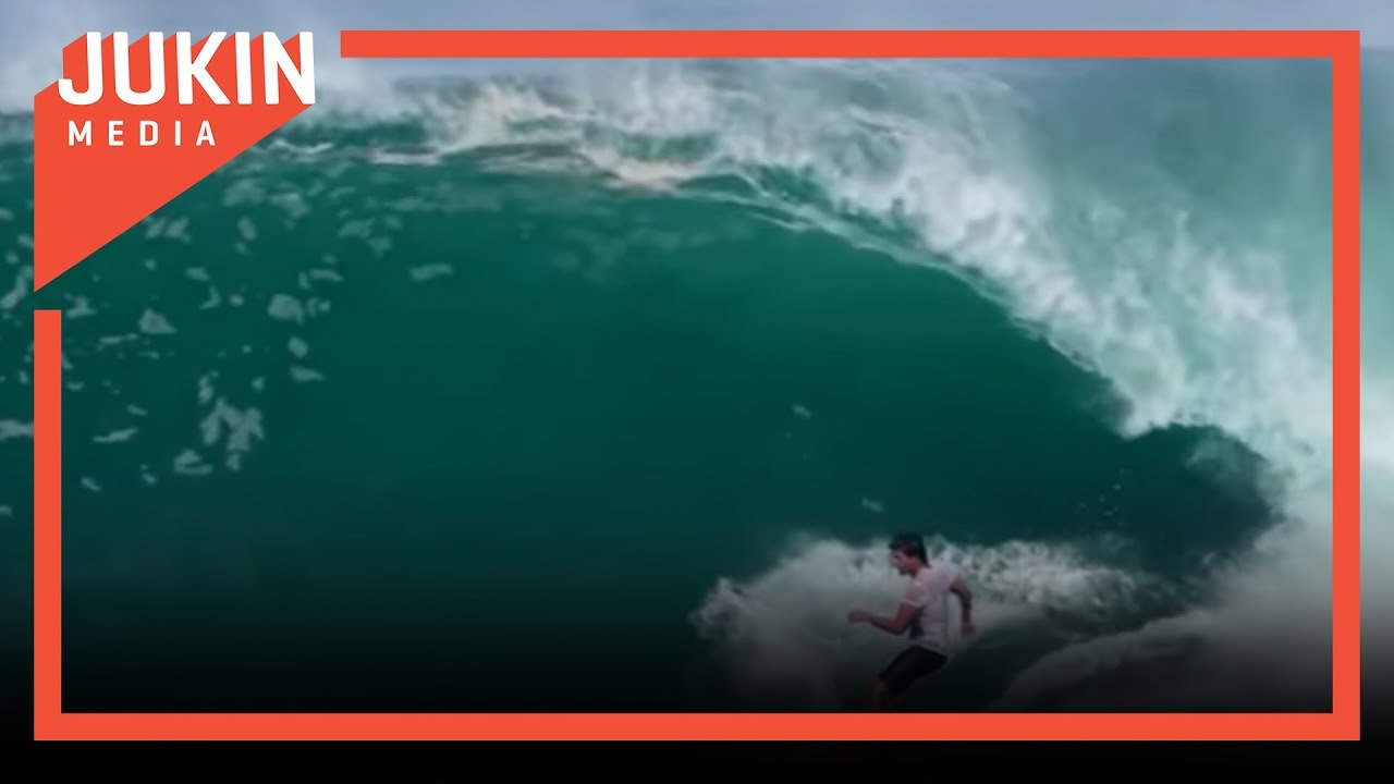 Guy Rides Large Wave in Mexico - YouTube